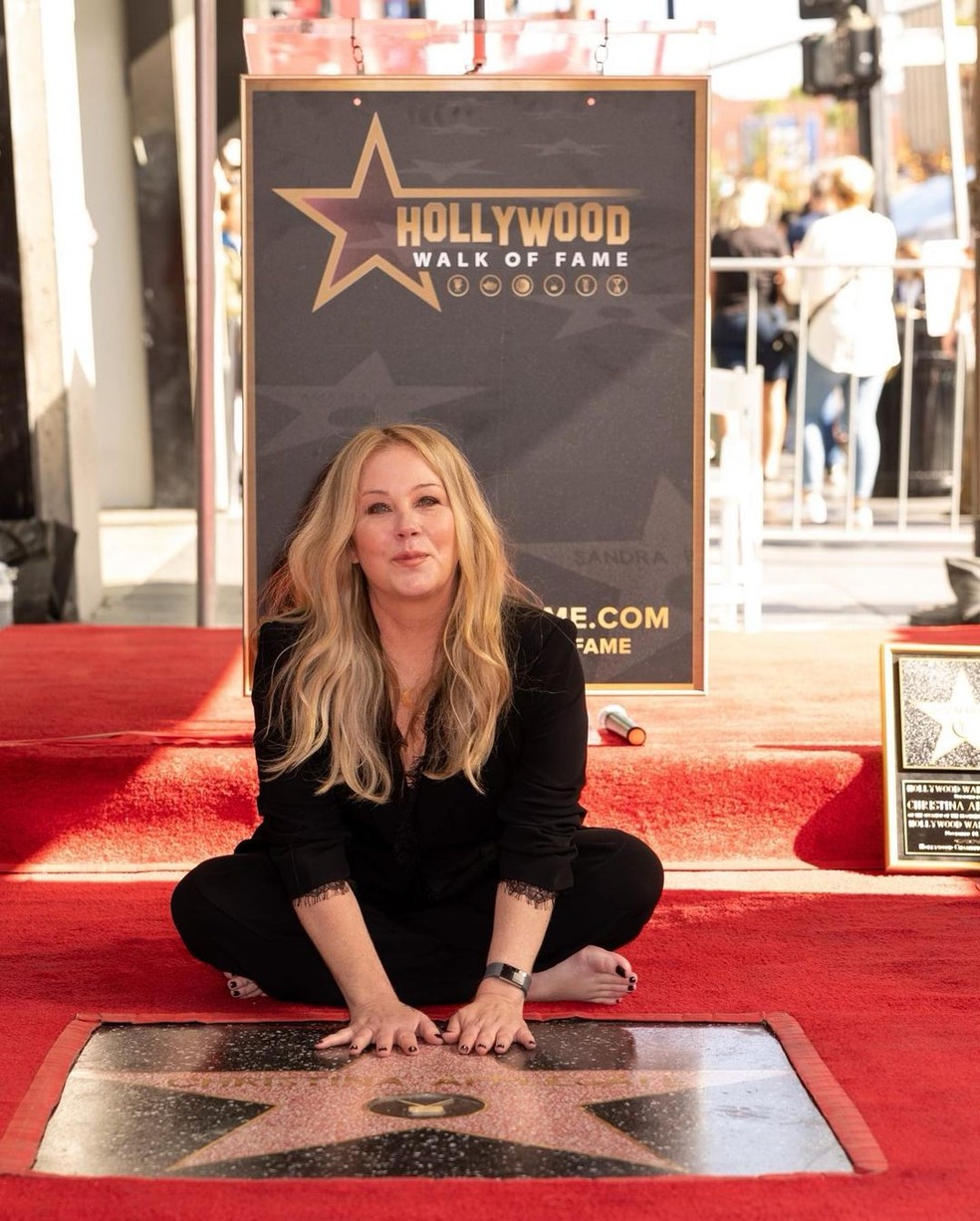 Com esclerose múltipla, Christina Applegate se emociona ao receber ...