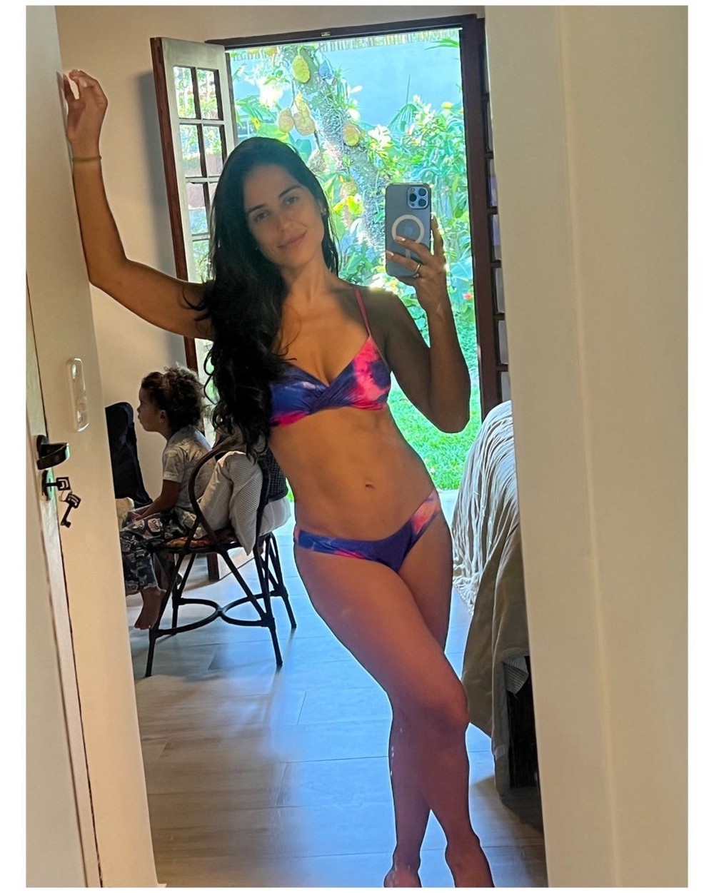 Camilla Camargo posa de biquíni em frente ao espelho e ganha elogios dos seguidores