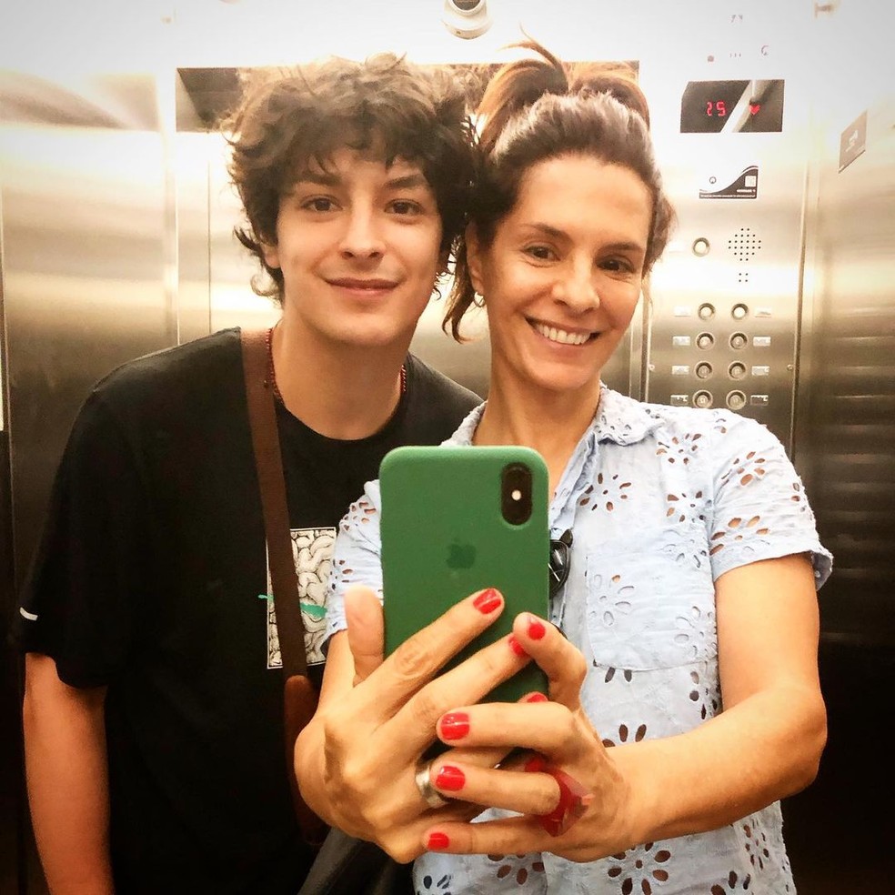 Helena Ranaldi posa com filho e pai e fãs piram: 'Cópia fiel um do outro'