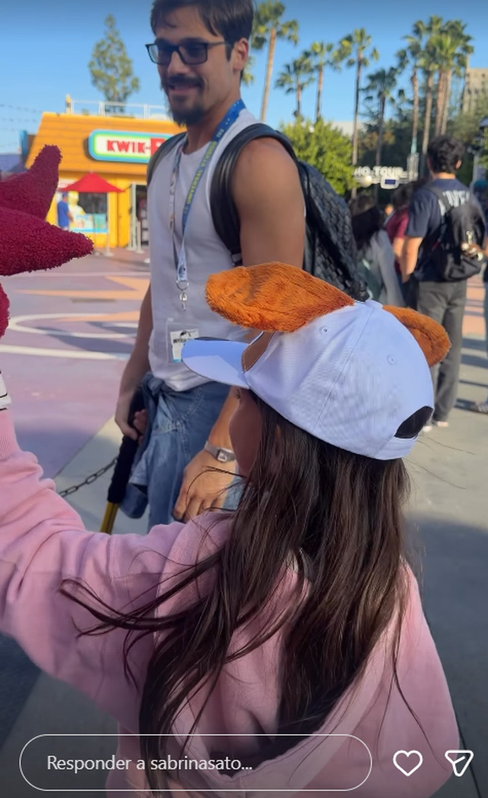 Na Disney, Sabrina Sato diverte seguidores ao mostrar Zoe com donut gigante