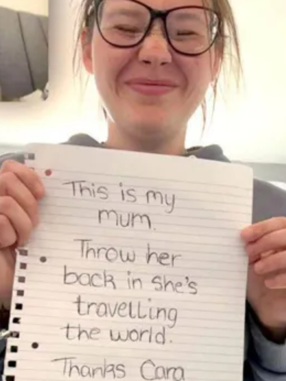 Jovem joga garrafa com cinzas da mãe no mar e faz alerta aos curiosos ...