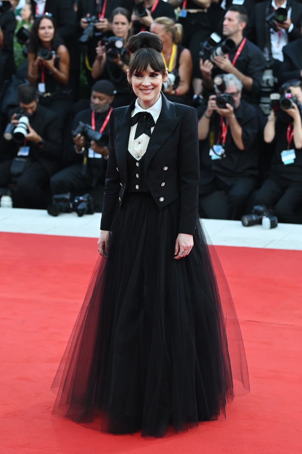 Com look marcante da Chanel, Winona Ryder revisita própria personagem ...