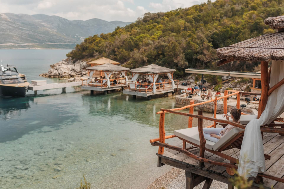 Na Croácia, Giovanna Antonelli vai a restaurante com vista paradisíaca e reservas de até R$3 mil