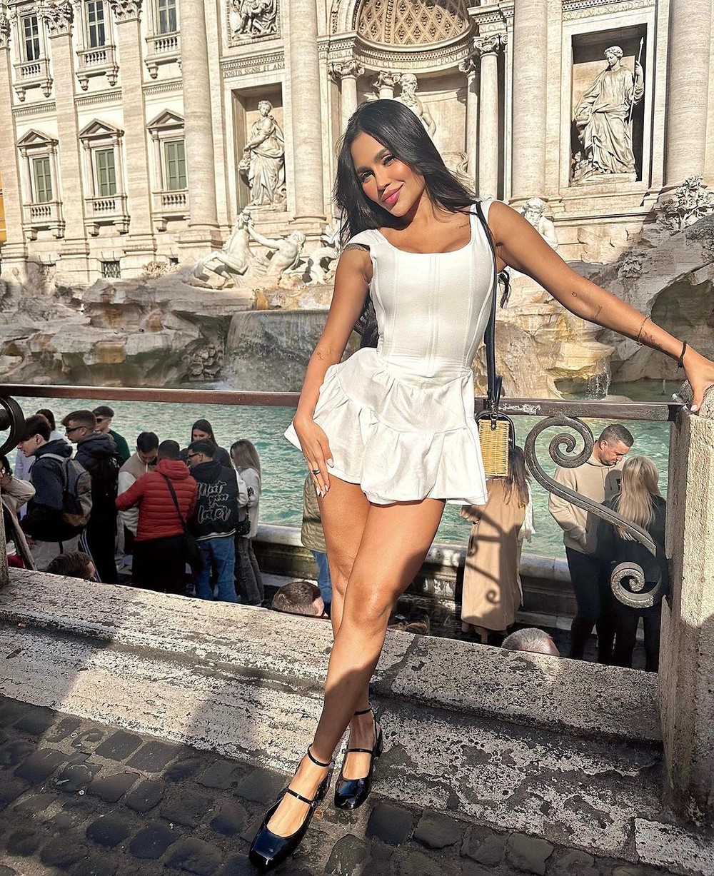 Ex-BBB Flay posa com look all white em viagem pela Itália
