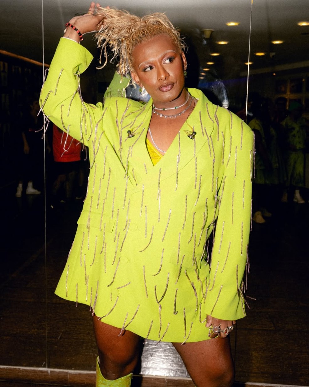 Liniker encanta ao posar em cenário paradisíaco renovando bronzeado