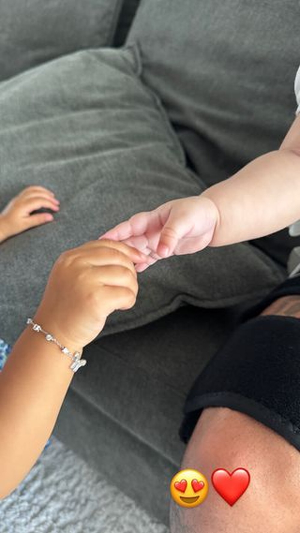 Filhas de Neymar, Mavie e Helena brincam em fotos raras e derretem web