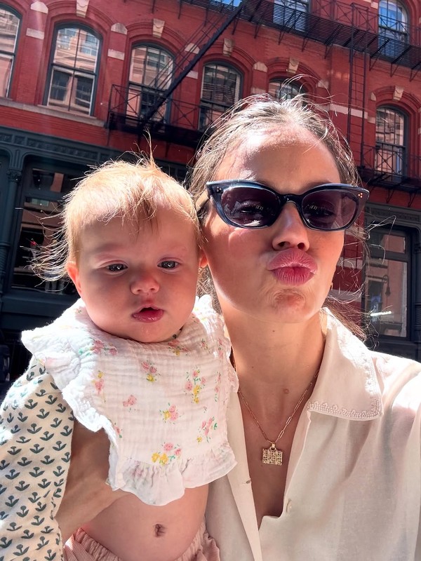 Laura Neiva encanta seguidores com fotos ao lado de Chay Suede e filha ...