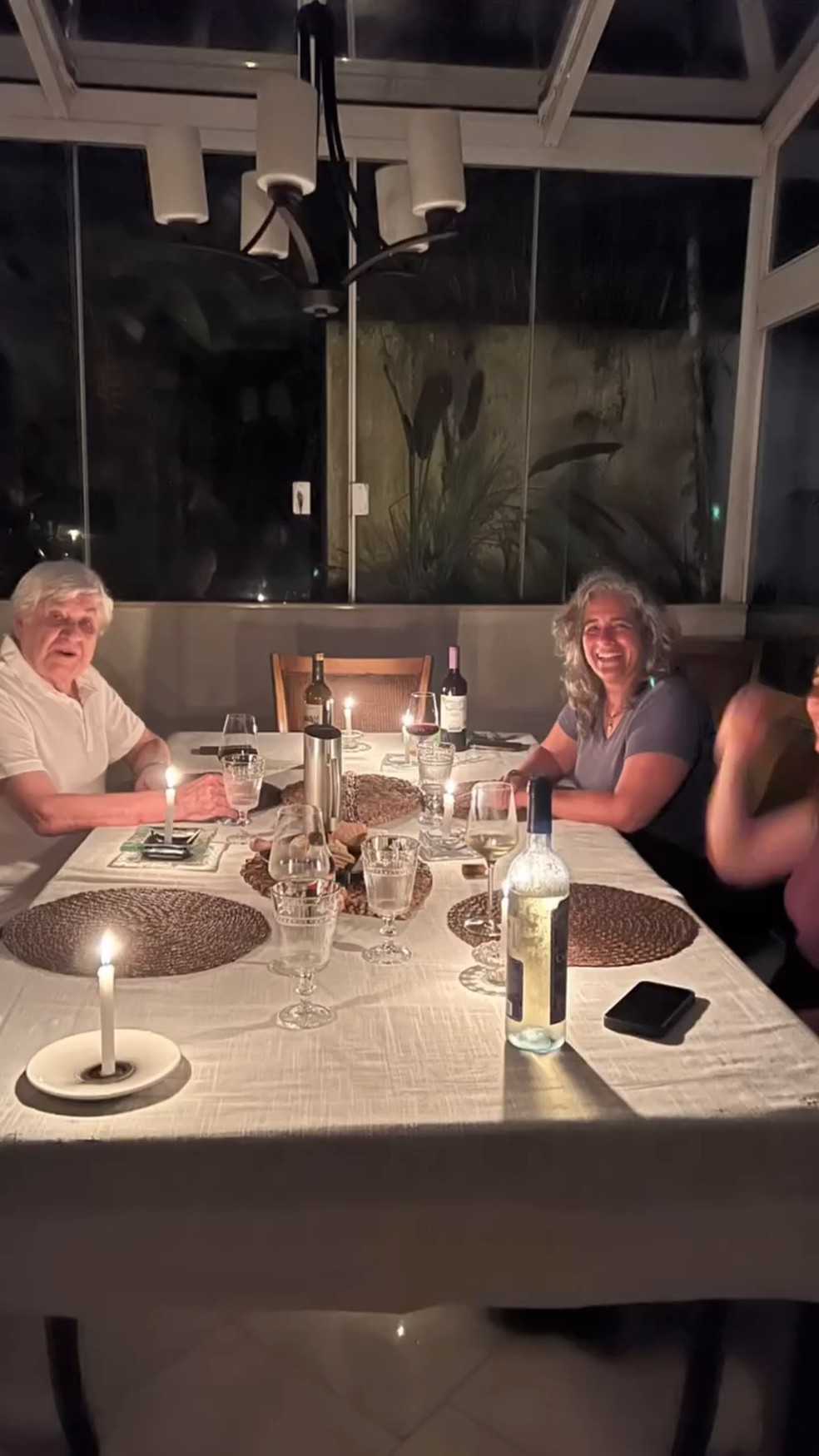 Mayara Magri e Lucia Veríssimo jantam a luz de velas após falta de luz ...