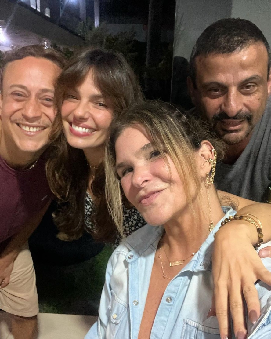 Cris Oliveira mostra reunião com Isis Valverde: 'Pessoas do bem pertinho'