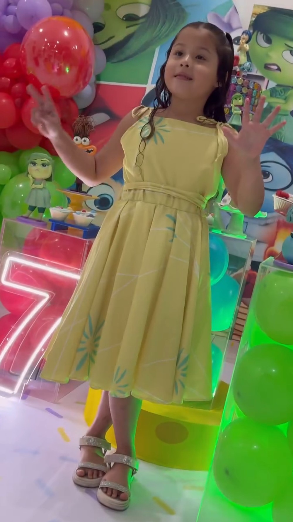 Filha de Neném, da dupla com Pepê, completa 7 anos ao lado das mães ...