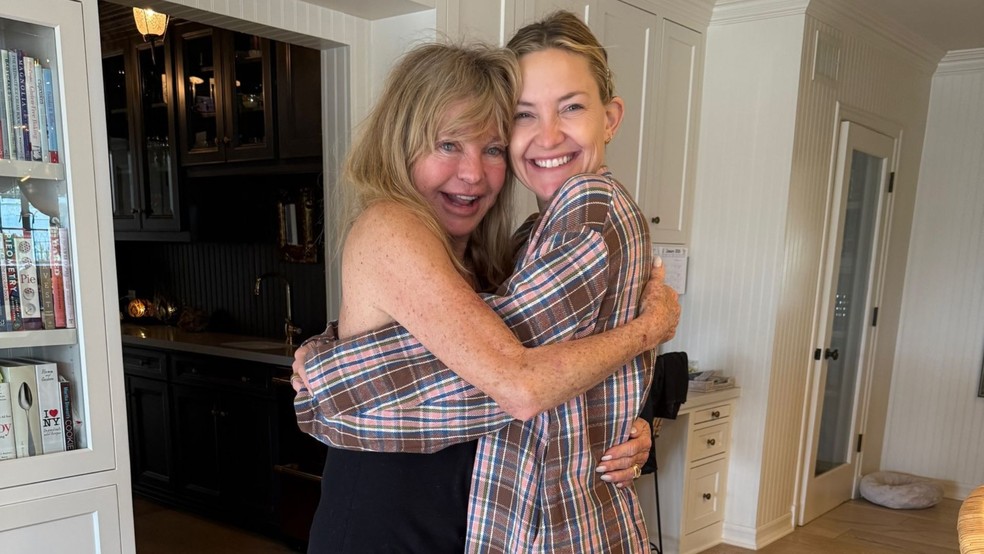 Kate Hudson comemora indicação ao Oscar ao lado da mãe 'oscarizada ...