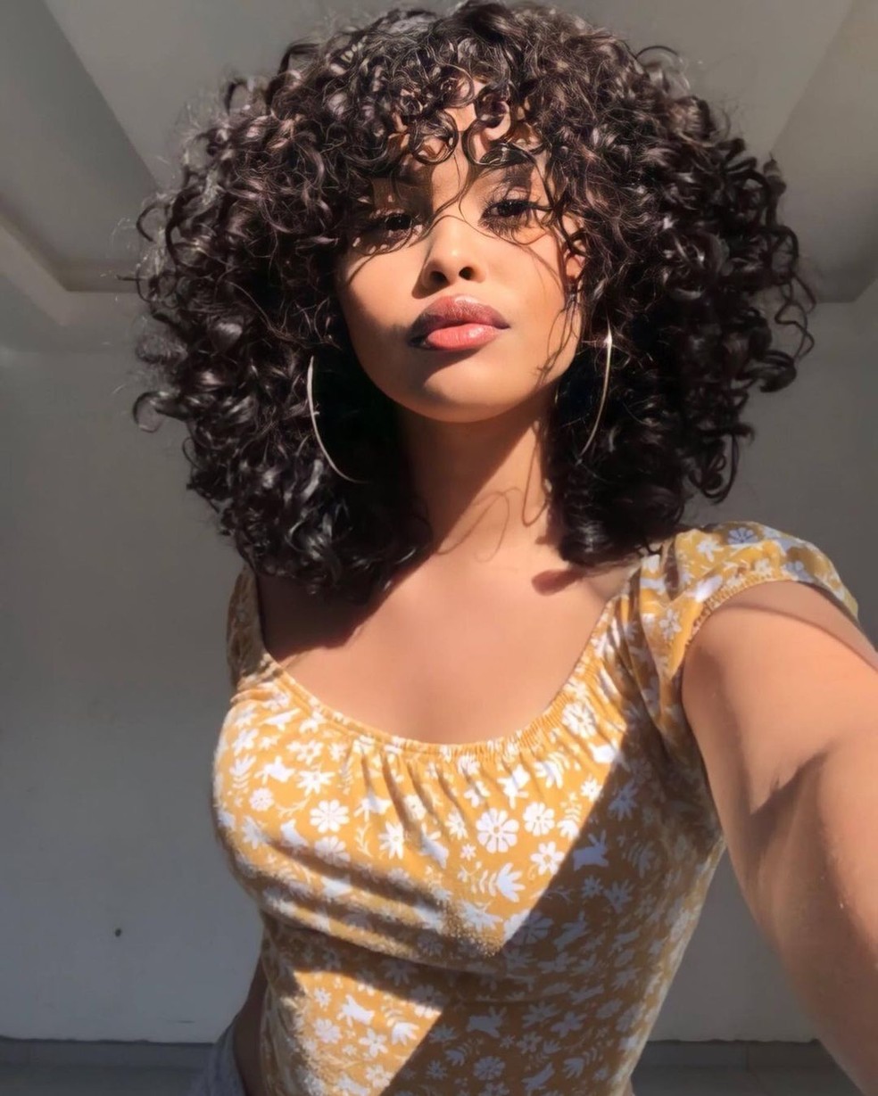 Cabelos cacheados com franja: 20 cortes, penteados e estilos para te ...