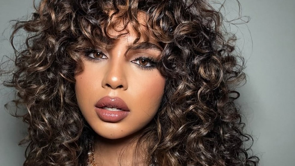 Como estilizar sua franja curtain bangs