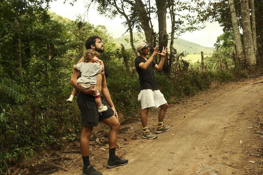 Agatha Moreira curte dia na cachoeira com Rodrigo Simas e sobrinhos