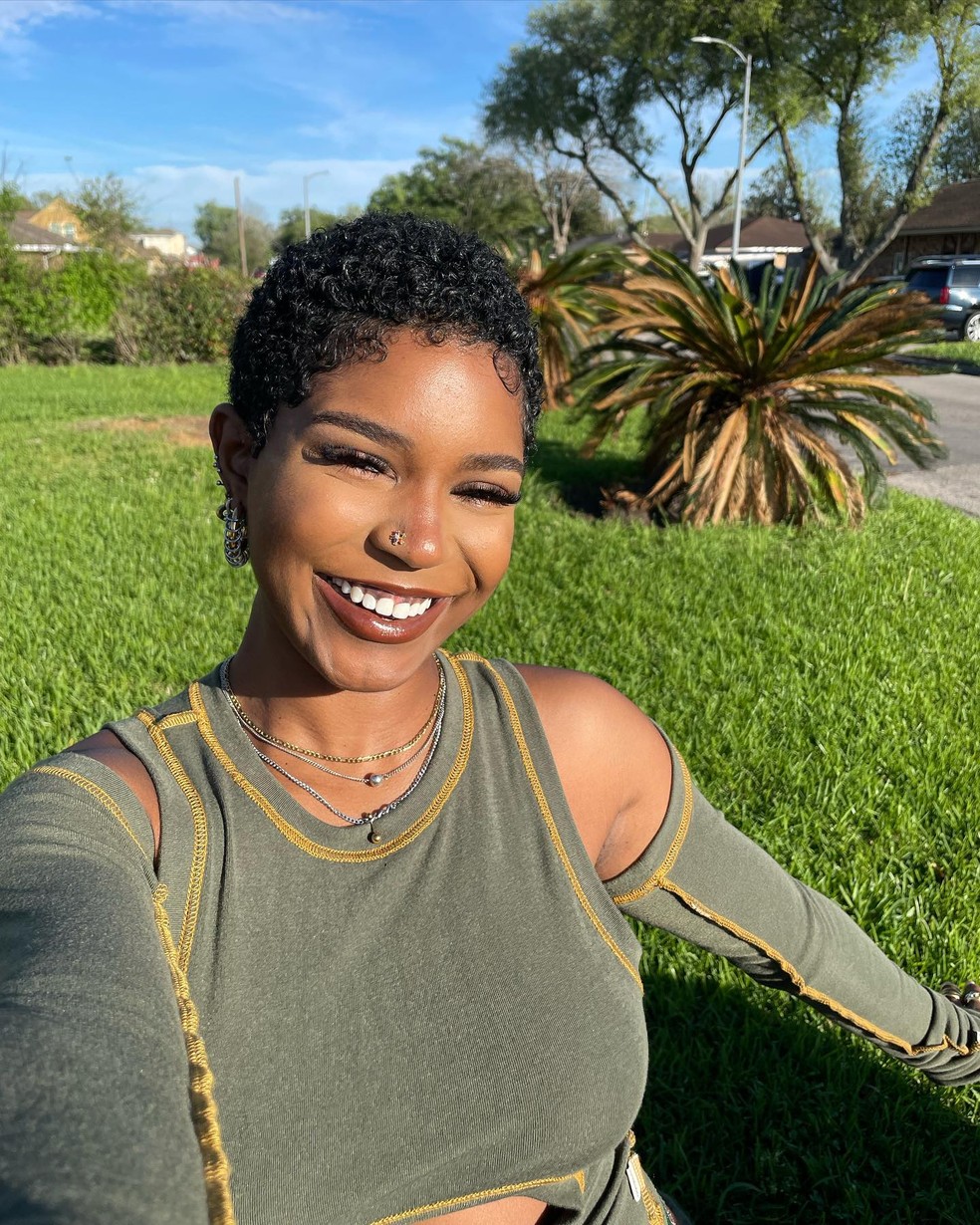 Cabelo crespo curto: cortes, cuidados essenciais e inspirações do estilo