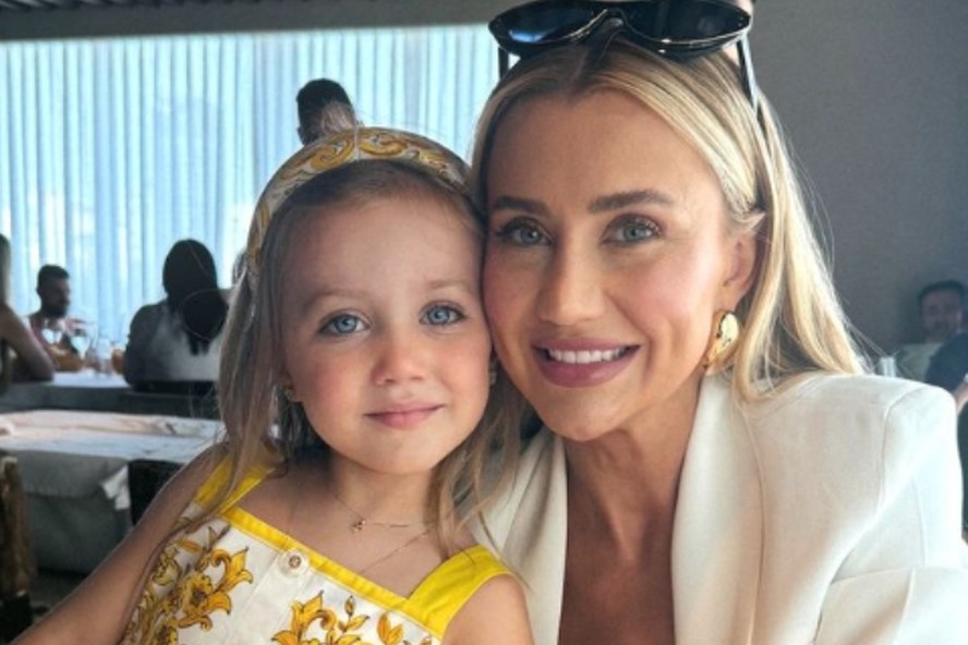 Ana Paula Siebert combina look para viajar com filha em produção de ...