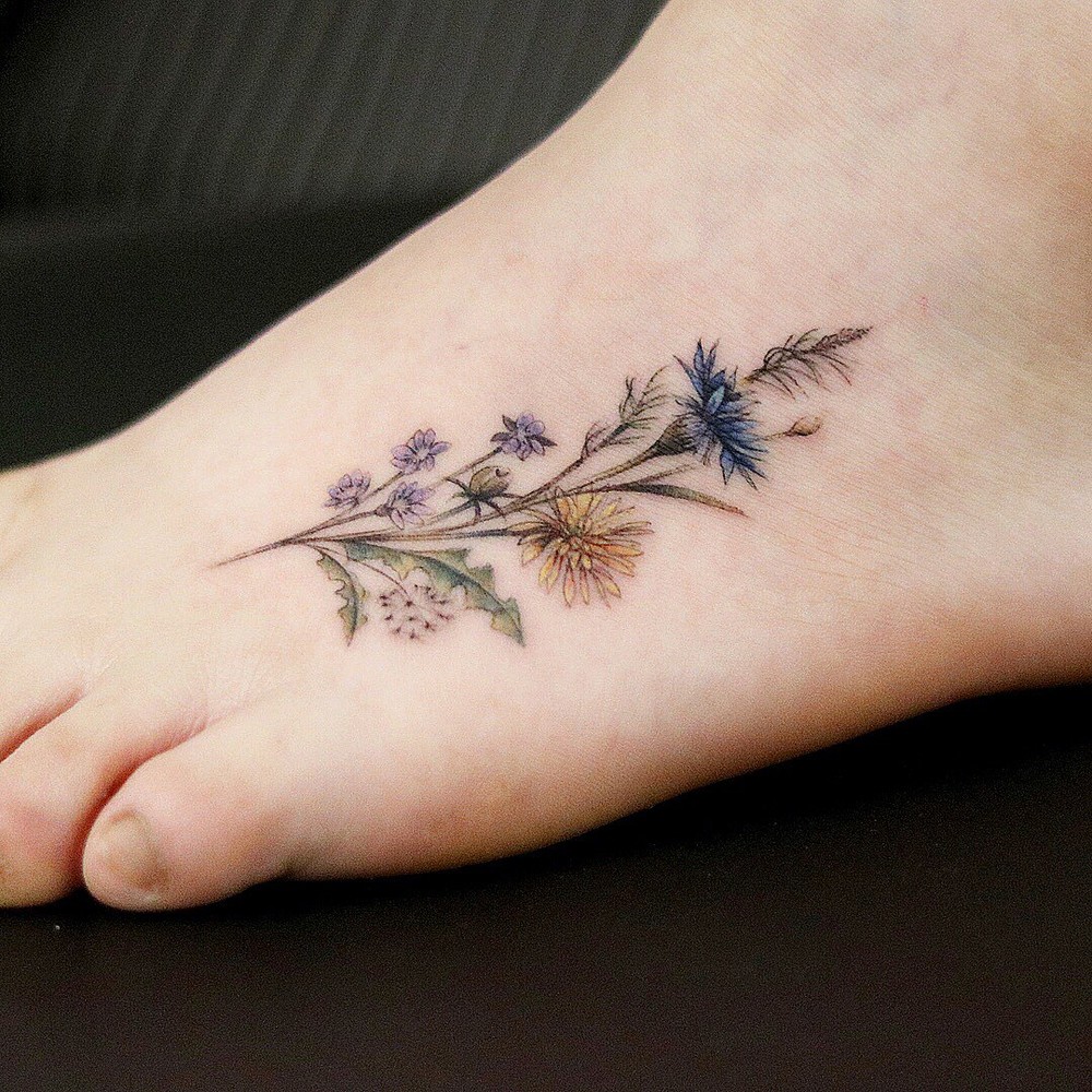 Tatuagem no pé feminina: inspirações delicadas e até minimalistas para ...