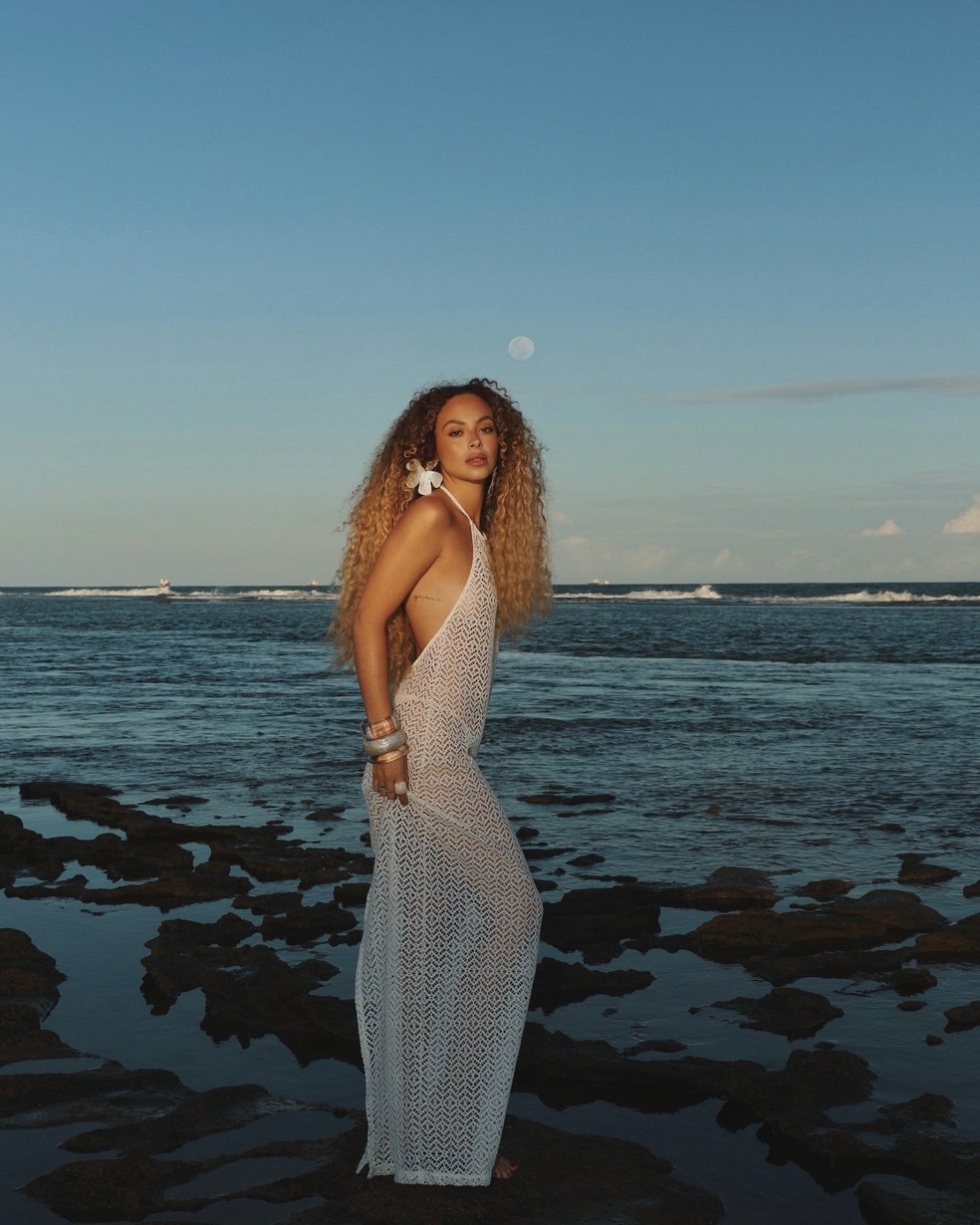 Após ser 'shippada' com Lewis Hamilton, Julia Rodrigues posa de vestido ...