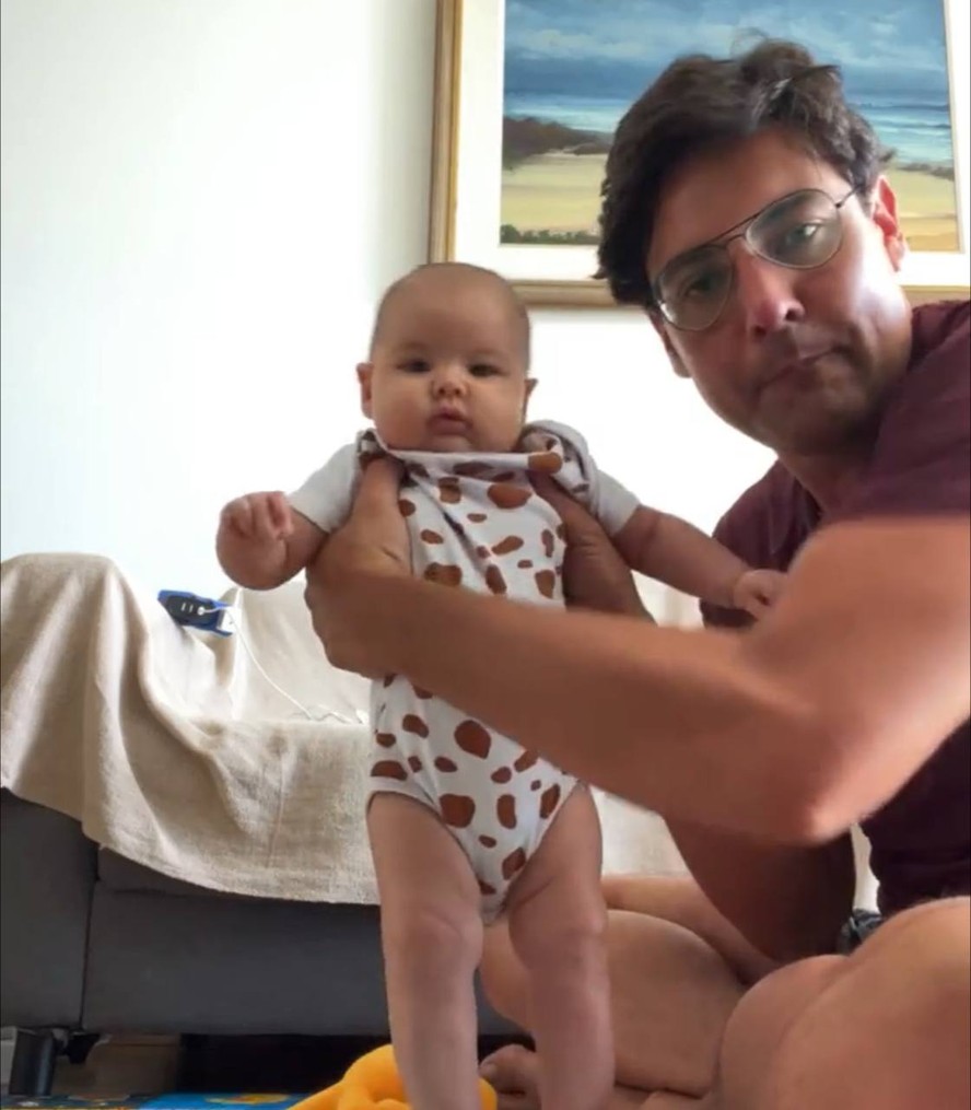 Bruno de Luca encanta com momento musical ao lado da filha, Aurora: 'Fofos'