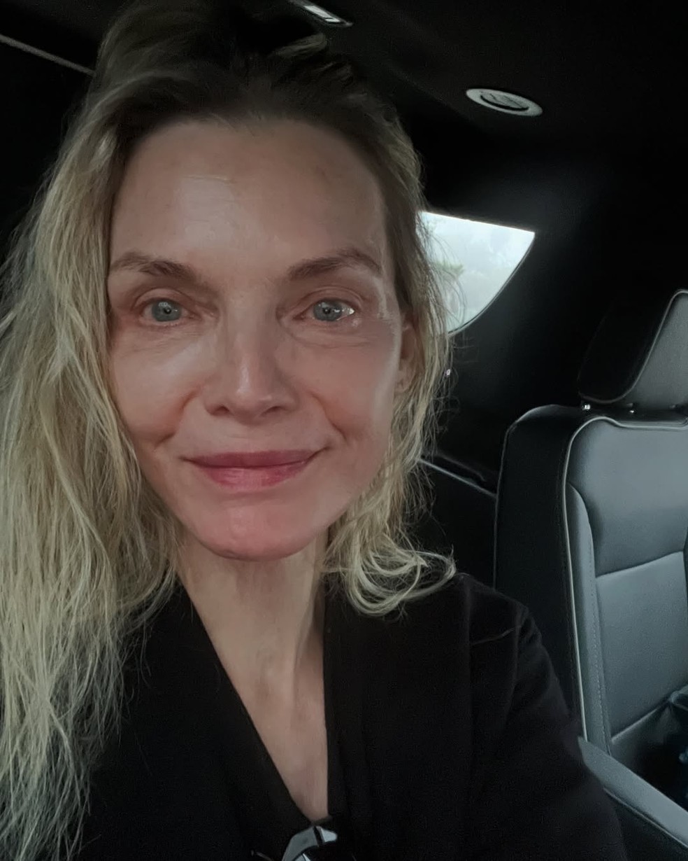 Michelle Pfeiffer mostra beleza natural ao posar sem maquiagem e ganha ...