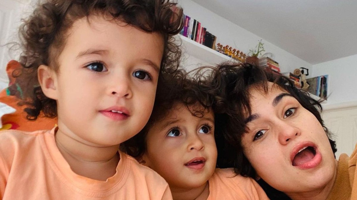 Nanda Costa mostra rotina matinal com as filhas gêmeas e semelhança ...