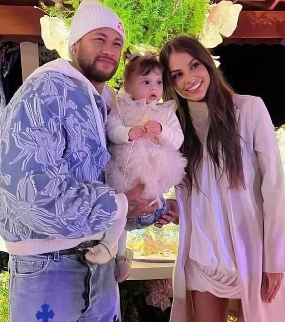 Helena, filha de Neymar e Amanda Kimberly, encanta ao surgir com ...