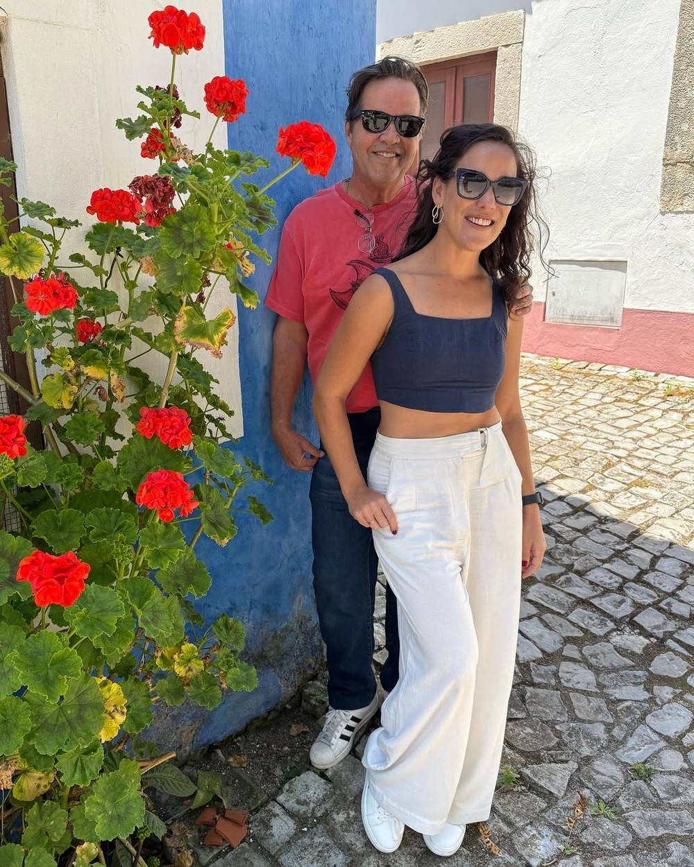 Morando em Portugal, Adriana Birolli abre álbum em vila medieval ao ...