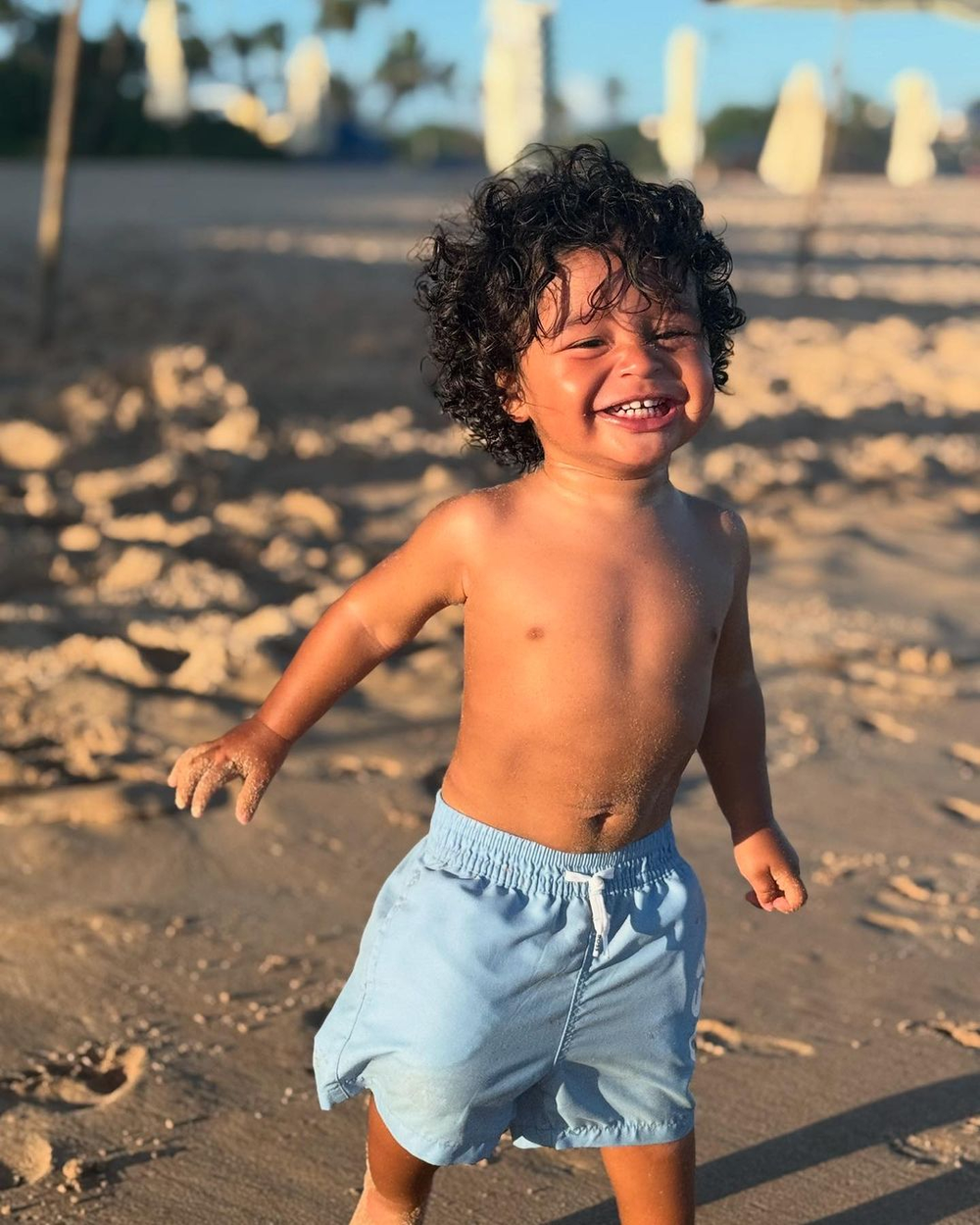 Natalia Belloli mostra viagem com Raphinha, da seleção, e o filho ...