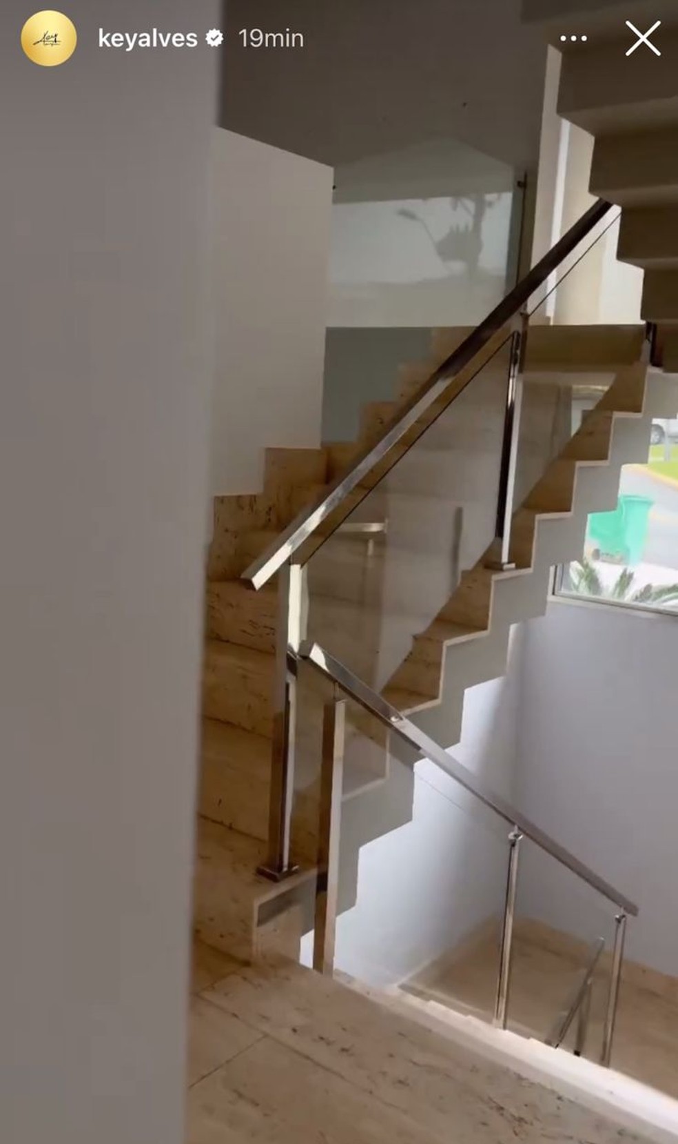 Key Alves mostra por dentro da nova mansão, com direito a mesa de R$ 60 mil