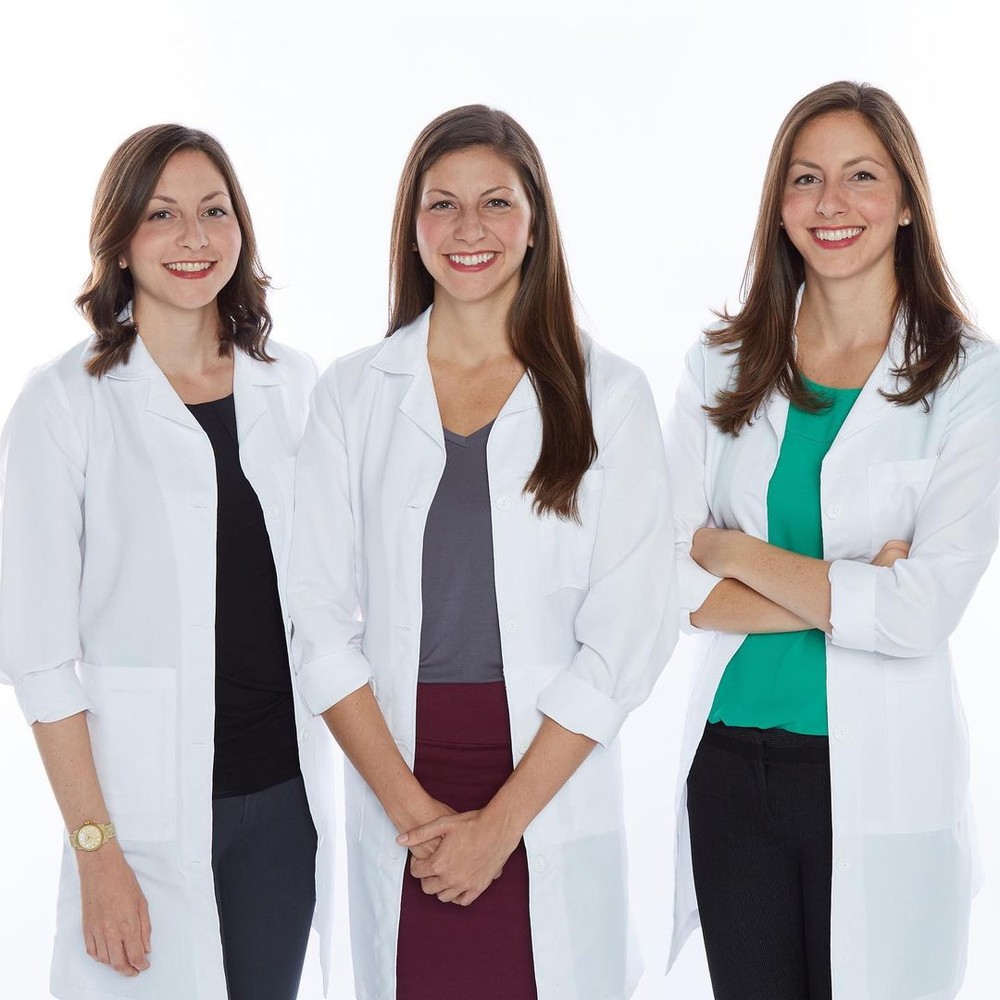 Trigêmeas se formam em medicina e trabalham com a mãe em clínica ...