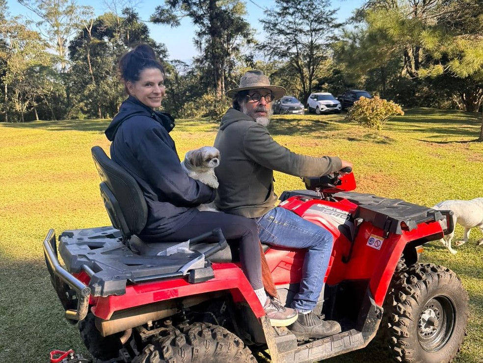 Levando vida discreta, Helena Ranaldi visita a família e publica ...