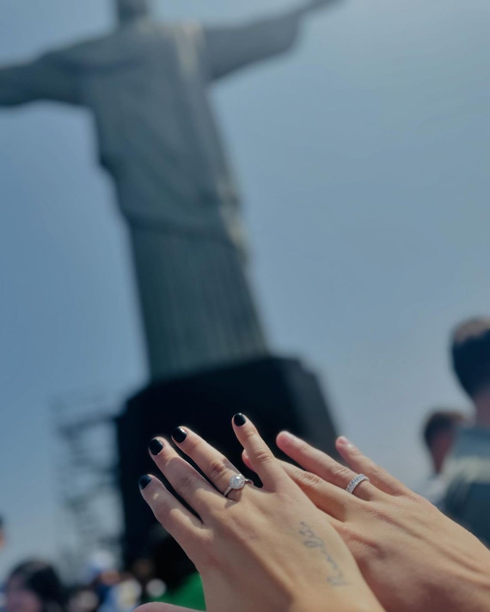 Ex-BBB Key Alves é pedida em namoro por sertanejo aos pés do Cristo ...