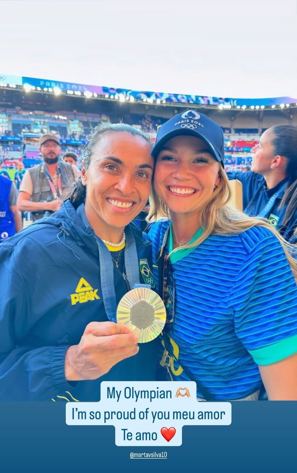 Namorada de Marta celebra medalha de prata da seleção brasileira com ...