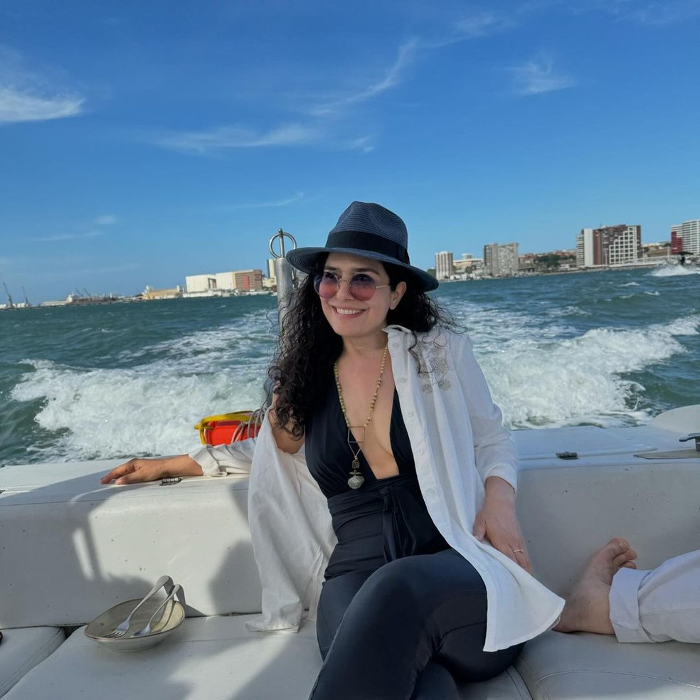 Leticia Sabatella aposta em look decotado para passeio por Fortaleza ...