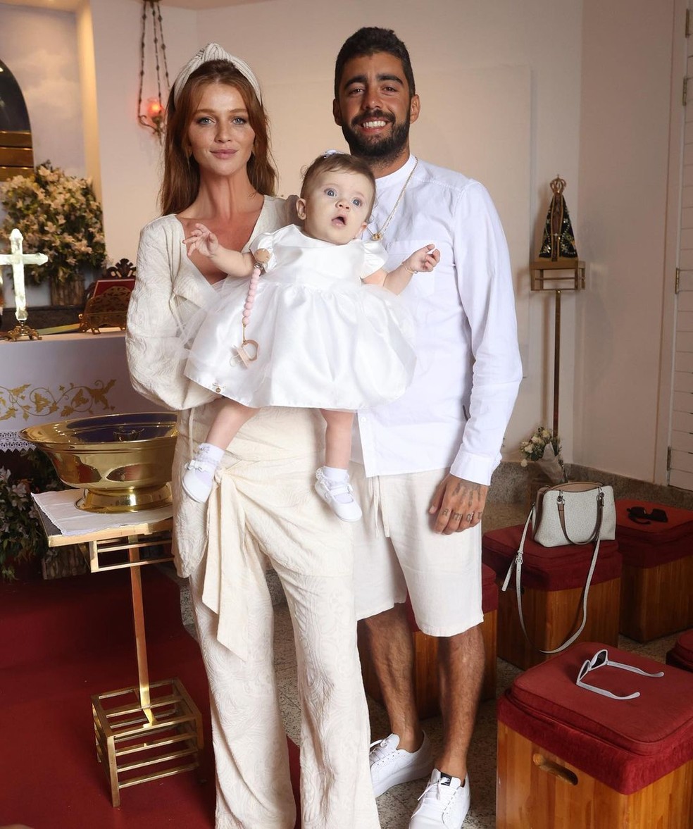 Cintia Dicker abre álbum de fotos do batizado da filha Aurora