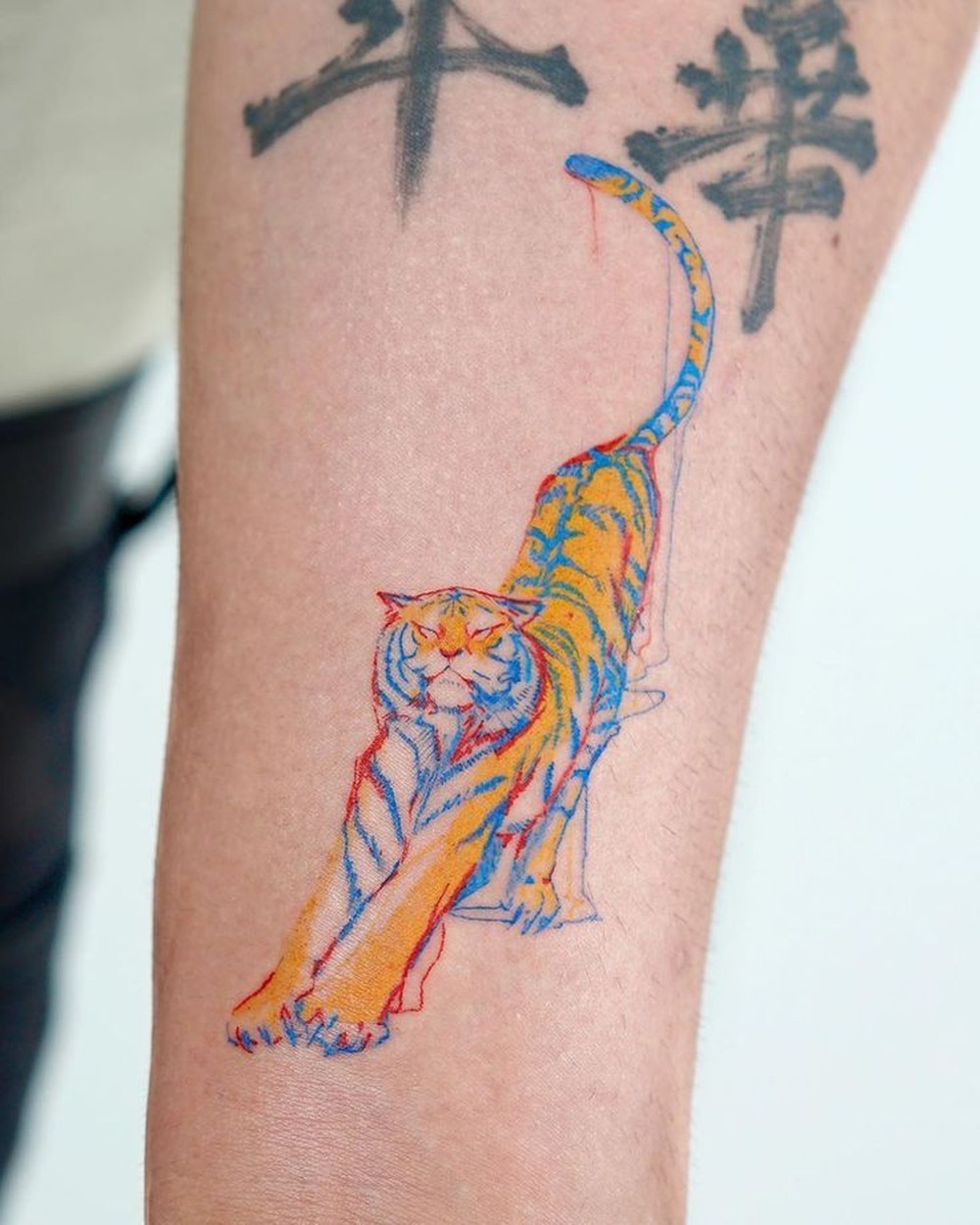 Mais cor! 35 ideias de tatuagem colorida feminina para se inspirar