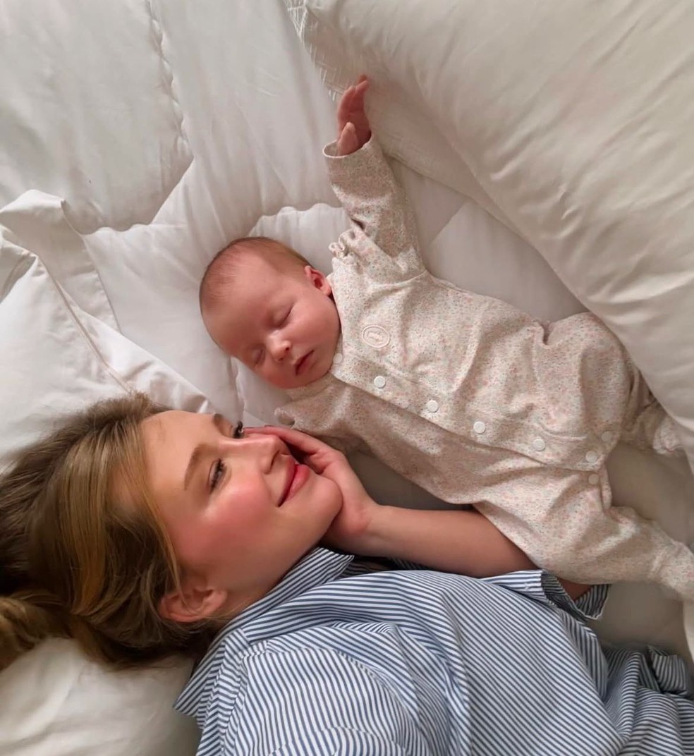 Duda Reis encanta ao posar com a filha, Aurora: 'Minha bebê reborn'