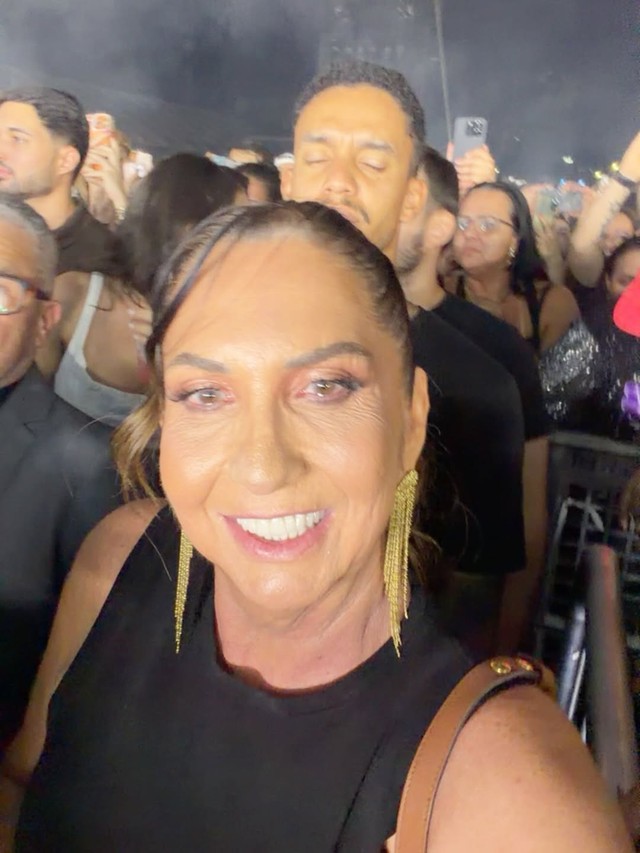 Mãe de Virginia, Margareth Serrão exibe nova silhueta com vestido decotado
