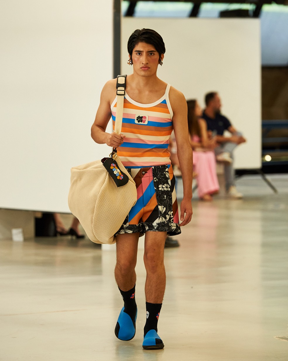 O verão 2024 de Herchcovitch é pop: estilista abre Casa de Criadores e ...