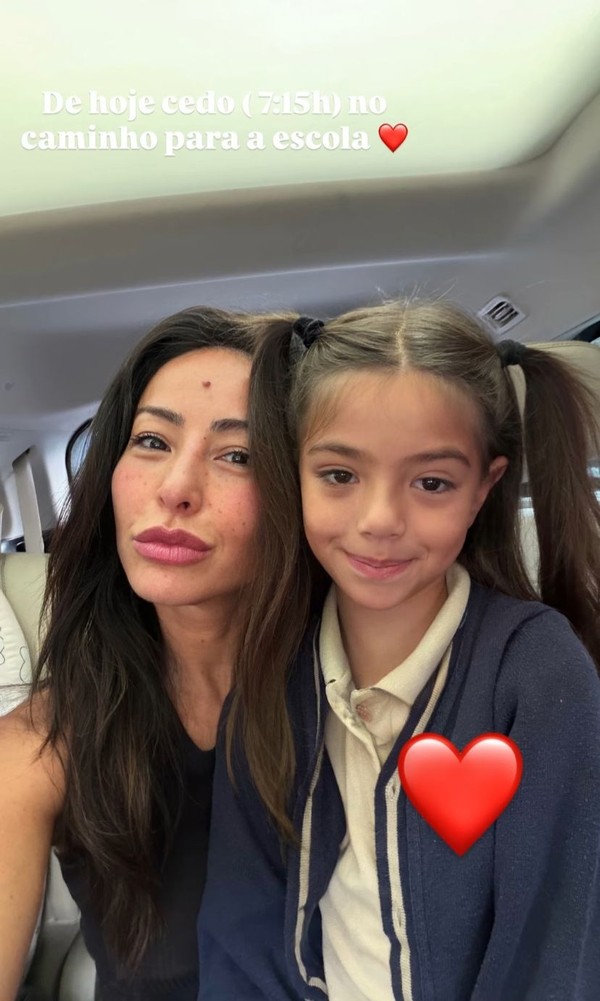 Sabrina Sato leva Zoe à escola e semelhança impressiona