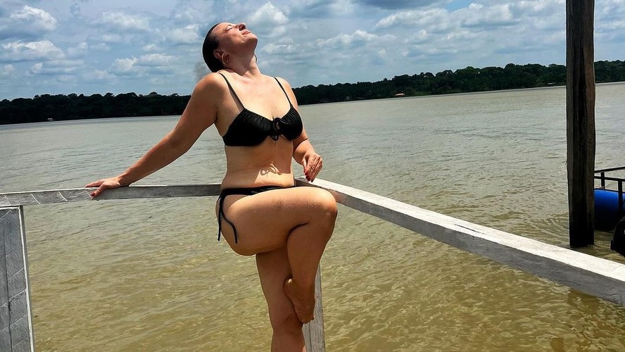 Paula Braun mostra dia de descanso e posa de biquíni: 'Folga no meio da loucura'