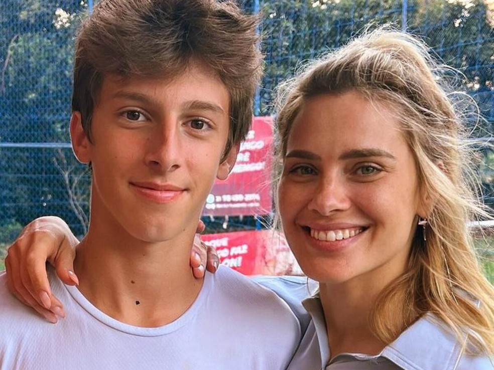 Carolina Dieckmann surpreende na formatura do filho, José: 'Vou usar um terno dele'