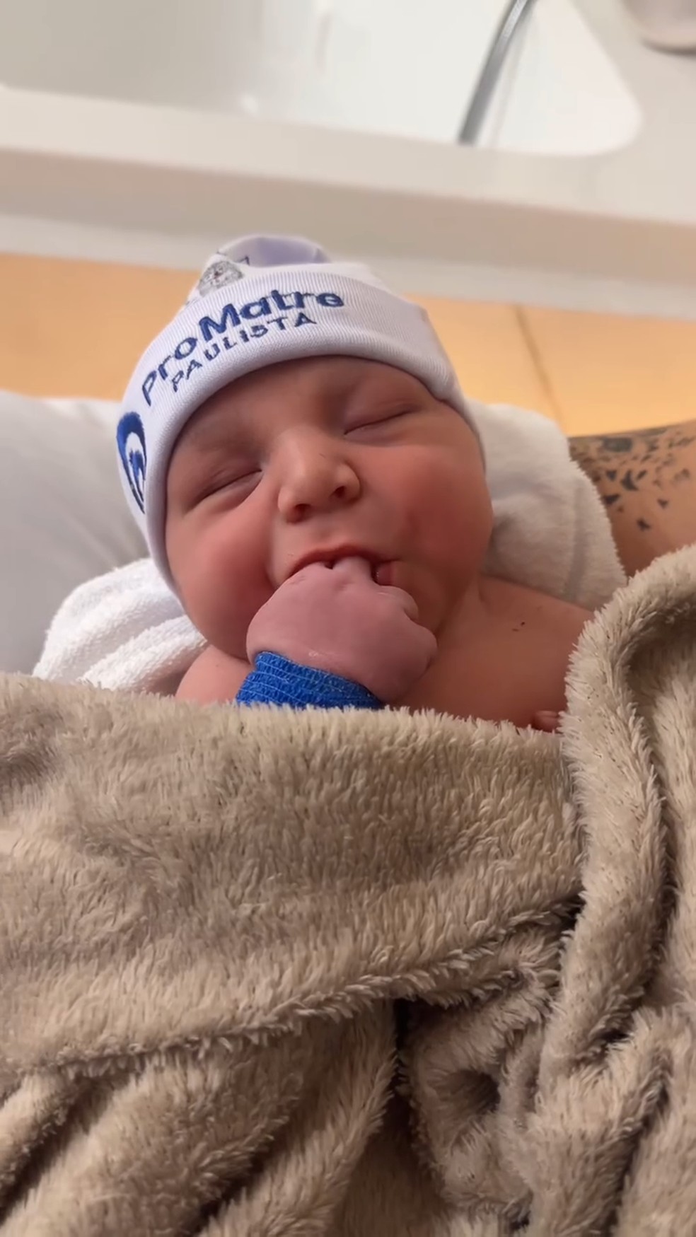 Viih Tube e Eliezer mostram rostinho de Ravi pela primeira vez e ...