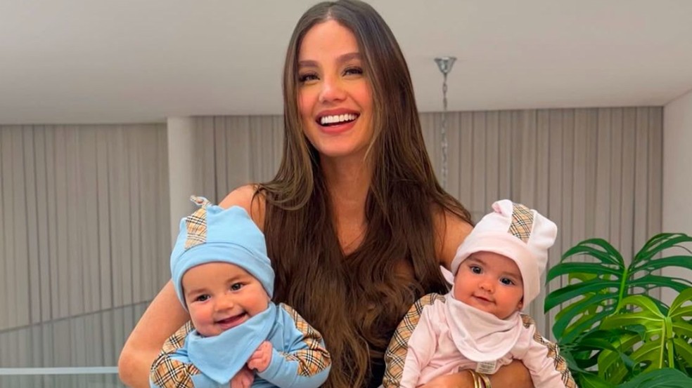 Biah Rodrigues posa segurando os filhos gêmeos: 'Até hoje não acredito'
