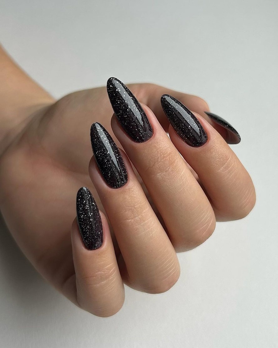 Unha preta decorada com glitter: o clássico dark com o glow do brilho