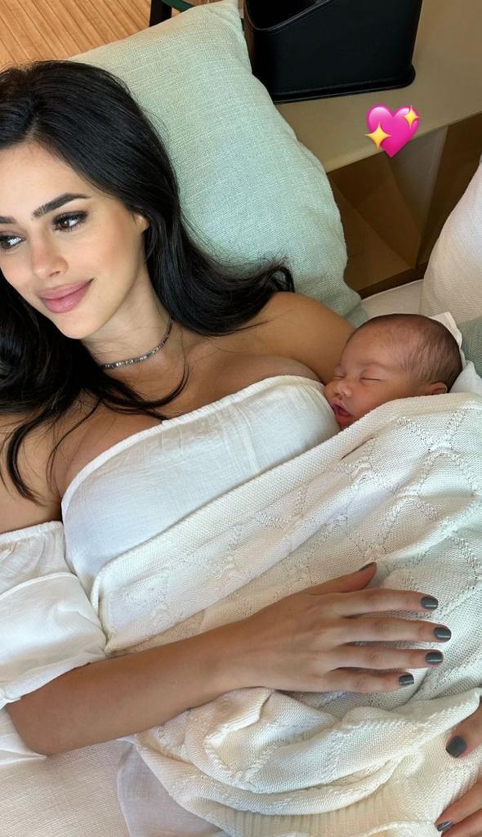 Após assalto na casa dos pais, Bruna Biancardi surge agarradinha com a filha Mavie