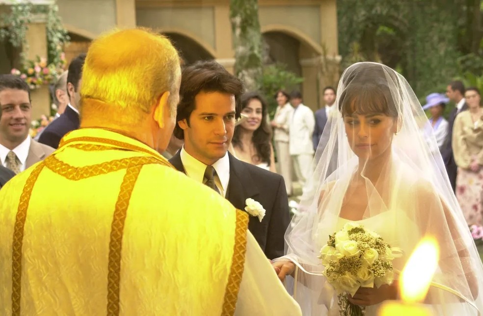 Lembra dela? Daniela Escobar, de 'O Clone' surge fazendo carinho em cobra e impressiona ...