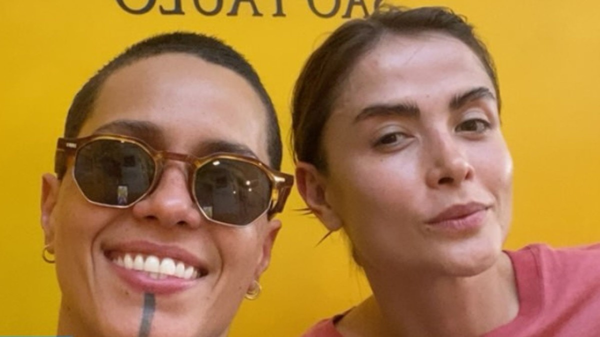 Longe das novelas há 8 anos, Maria Casadevall posa com a namorada após ...