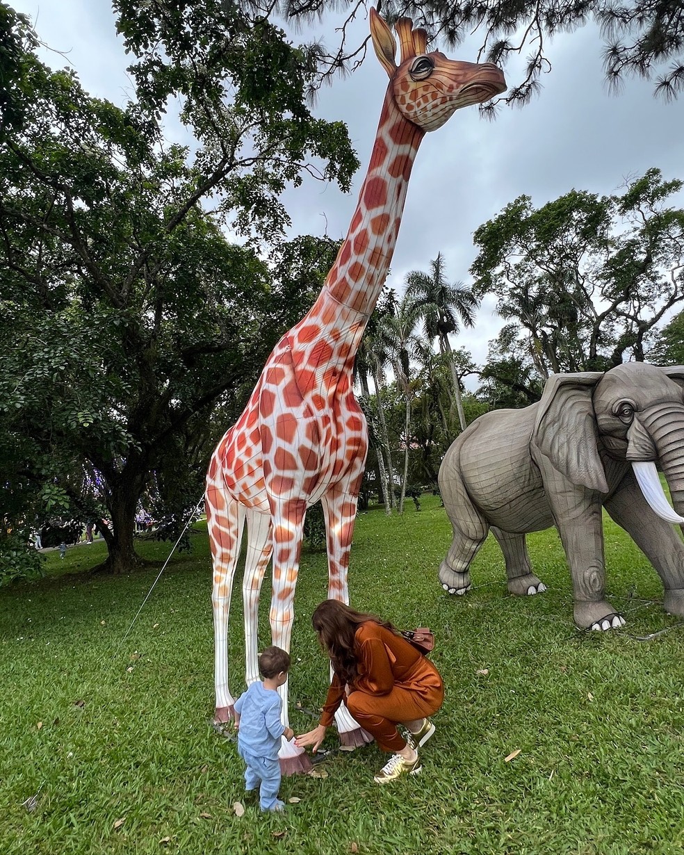 Claudia Raia mostra passeio em família ao lado do filho, Luca: 'Só amores'