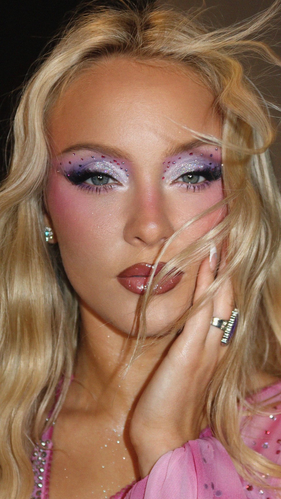 Raio-x: Zara Larsson aposta no melhor estilo vintage para a beleza de ...